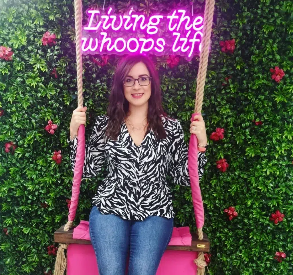 MAKE YOUR NEON SIGN SHINE ON A GRASS-WALL BACKGROUND!